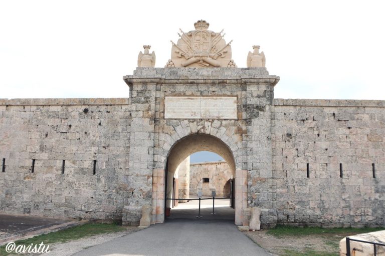 Cómo visitar la Fortaleza de Isabel II o de la Mola en Menorca ...